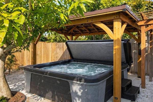 Siesta Key Hot Tub Mini Golf 3br 3ba Sleeps 12 - Sarasota, FL