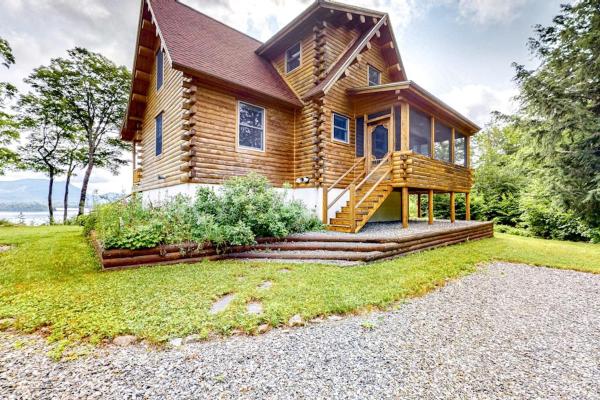 Tranquil Haven | Secluded Waterfront House With Sauna, Dock, Kayaks, Canoe, Gym - Greenville, ME