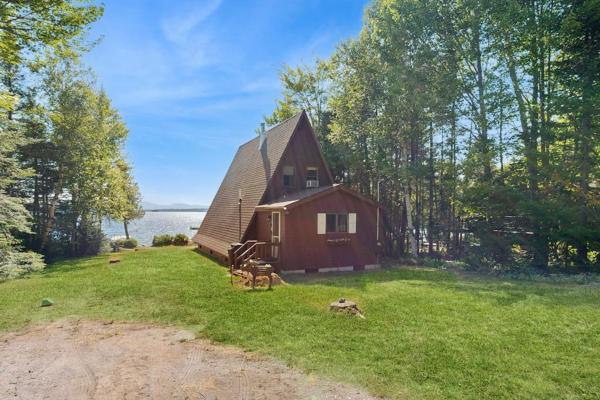 Comfy Lakefront Cabin With Gorgeous Views, Private Dock & Pebble Beach - Lily Bay State Park, Beaver Cove