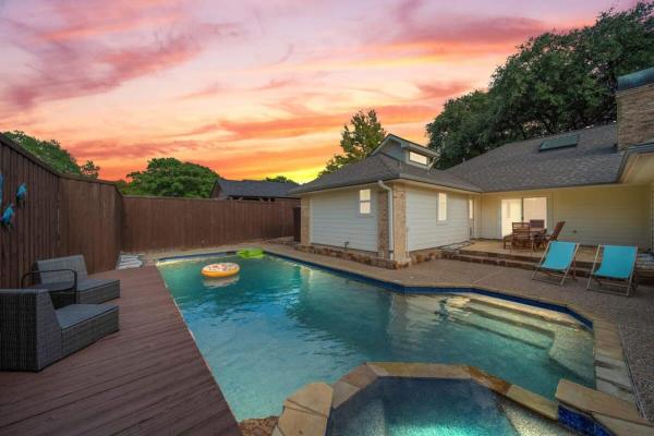 Central Plano 4-bd-2-ba Pool Retreat Sleeps 10 - Plano, TX