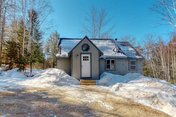 Cozy Woodsy Cabin W/ A Deck, Firepit, Gas Grill, Free Wifi, & Full Kitchen - Maine