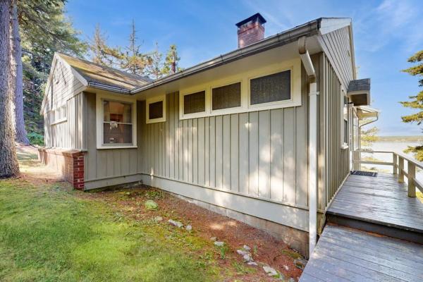 Beachfront Delight With Detached Guesthouse, Private Beach Access, Dog-friendly - Boothbay Harbor, ME