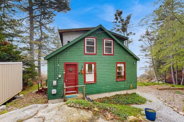 Bayfront Cottage With Fantastic Views & Minutes To Downtown - Dog-friendly - Boothbay Harbor, ME