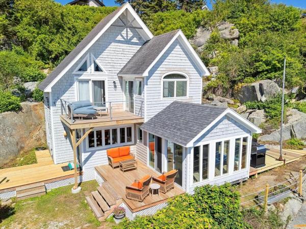 Pirate's Den On The Wharf - Vinalhaven