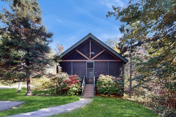 Inviting Dog-friendly Cabin With Wooded Views, Full Kitchen & Firepit - Camden, ME
