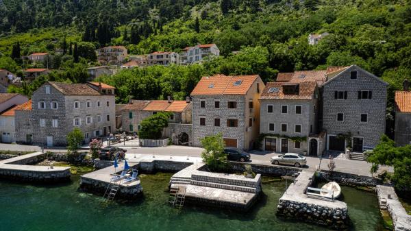 Historic Waterfront Apartment - Kotor
