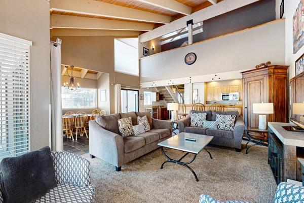 Inviting Townhome With Serene Days On The Beach And Numerous Relaxing Amenities - South Lake Tahoe, CA