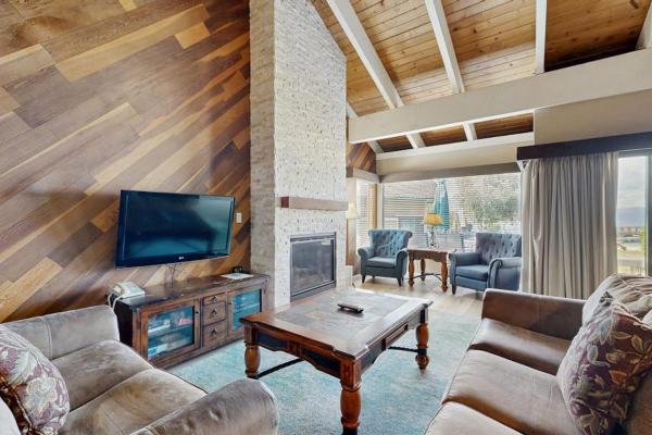 Lovely Townhome With Soothing Lake View From The Deck And Relaxing Amenities - South Lake Tahoe, CA