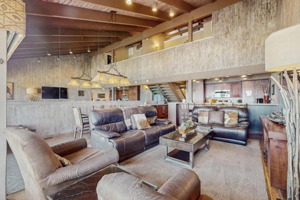 Lake Front Condo Steps From The Beach With Beautiful View Of Lake Tahoe - South Lake Tahoe, CA