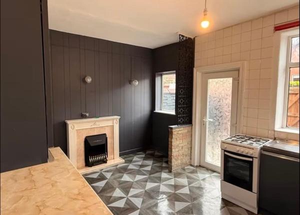 Spacious 3 Bedroom Home Near Oldham Town Centre & Hospital - Rochdale