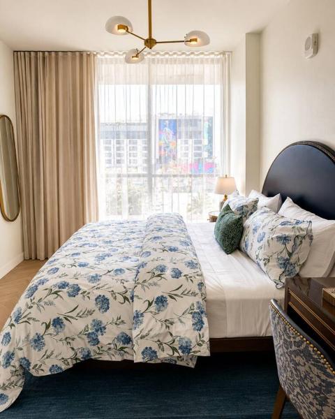 King Bed Suite W/ Living Room & Kitchen Sleeps 4 - Miami