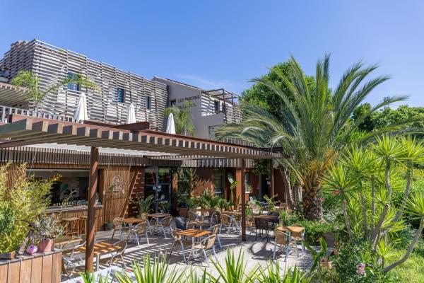 Hôtel Les Jardins Du Canal - Piscine Chauffée - Solaire Eco Responsable - Parking - Garage - Bornes éLectriques - Accueil Vélos - Kids Friendly - Gard