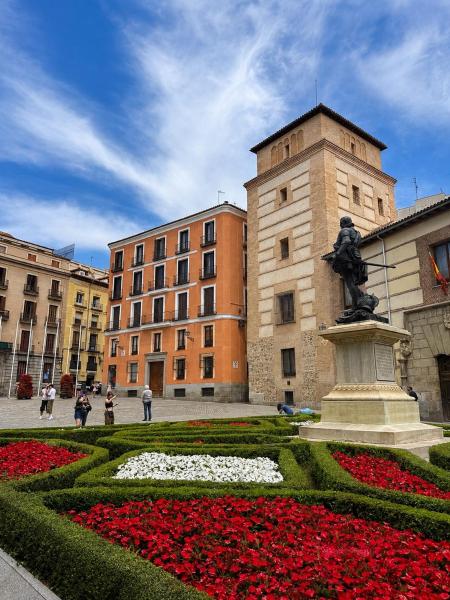 Apartment In Monumental Square Madrid Center - Madrid