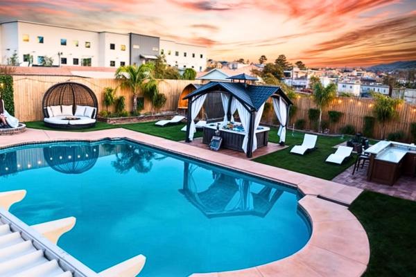 Buddha Mansion Compound - Pickle Ball - Basket Ball - Pool - Hot Tub - Sauna Game Room And Much More - Las Vegas, NV