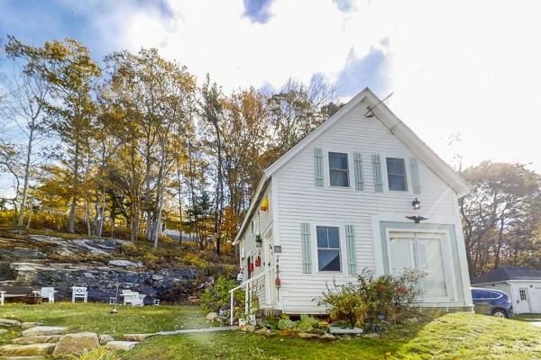 Iconic Downtown Retreat With Firepit & Fireplace- Walk To Harbor Footbridge - Boothbay Harbor, ME