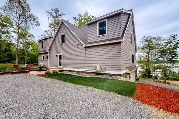 Luxurious Waterfront Home With Deck, Firepit, Hot Tub, Fireplace, & Pool Table - Boothbay Harbor, ME