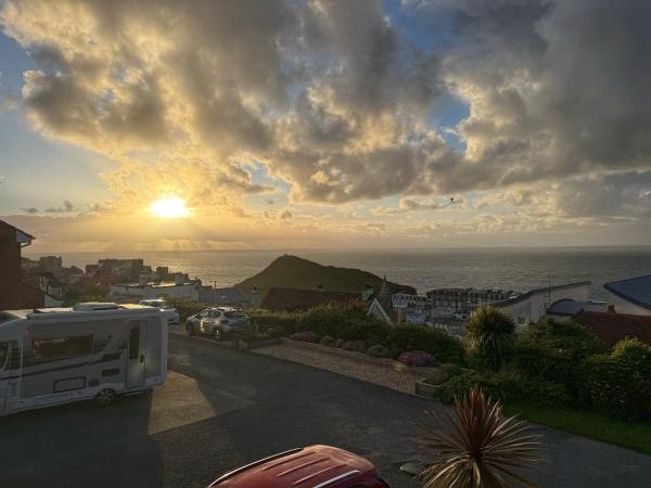 Ocean View, 3 Bed 2 Bath, Dog Friendly, Private Parking, Beach 9 Min Walk, Sleeps 6 - Combe Martin Bay