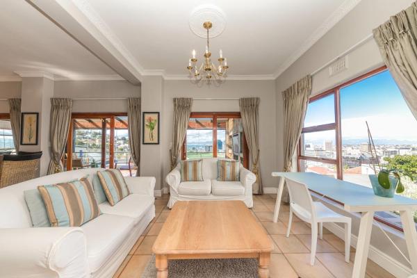 3 Bedroom Hilltop Home With Spectacular Views - Camps Bay