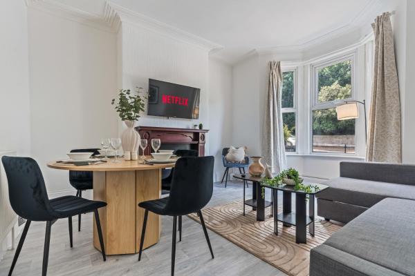 Luxury 6br House | Sleeps 13 | Free Parking - Bath
