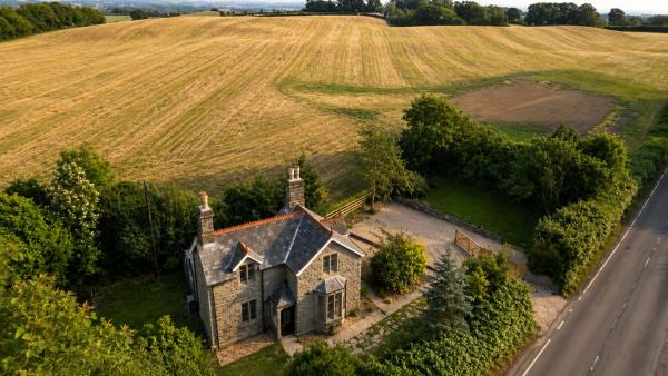 Historic Gatehouse Inc Private Garden Near Oswestry & Wrexham - Oswestry