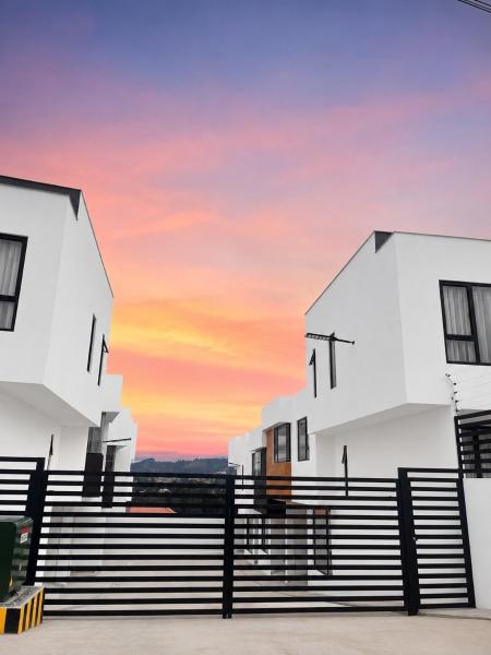 Casa Nueva En Urbanización Privada, 6 Huéspedes - Cuenca