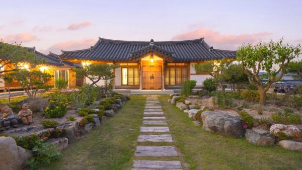 Gyeongju Wadamjung Hanok Pension - Gyeongju