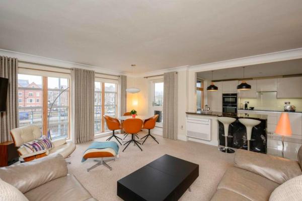 Stylish York Apartment With River Views & Parking - York