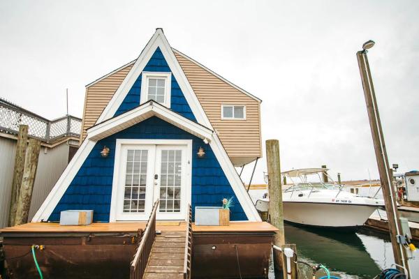 Unique Cozy A-frame Houseboat Close To Jones Beach For An Unforgettable Coastal Getaway In Seaford, New York - Long Island, NY