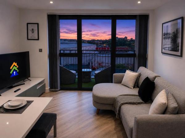 4th Floor Central Flat With Balcony - Pass The Keys - Rochdale