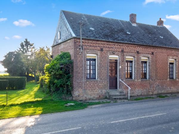 Maison De Charme à Mailly-maillet Avec Jardin Clôturé Et Cheminée - Albert