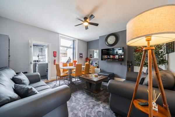 4-bed Burnley Terrace, Sleeps 6, Free Parking - Burnley