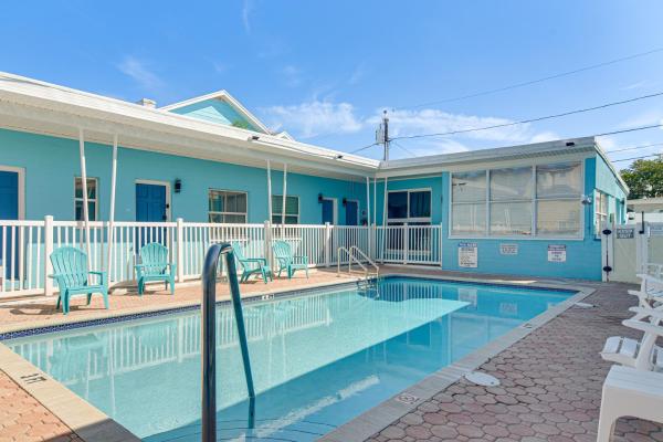 Steps To Beach & John's Pass: Poolside Studio! - Madeira Beach, FL