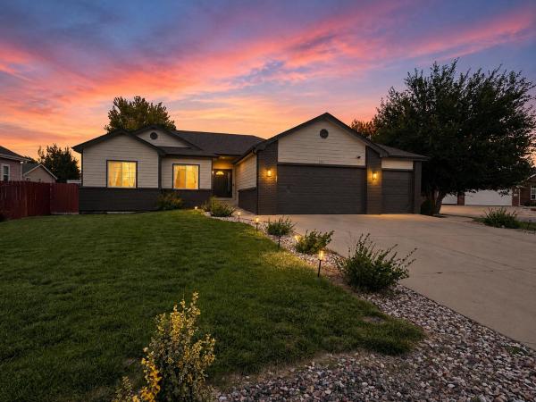 5br Greeley Home - Sleeps 14, Pets Ok, Ev Charger - Greeley