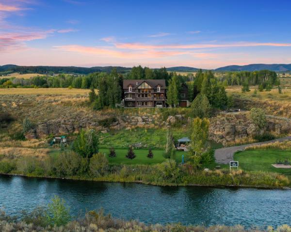Stonefly Lodge - Riverfront Luxury, Sleeps 30, Hot Tub, Game Rooms - Ashton, ID