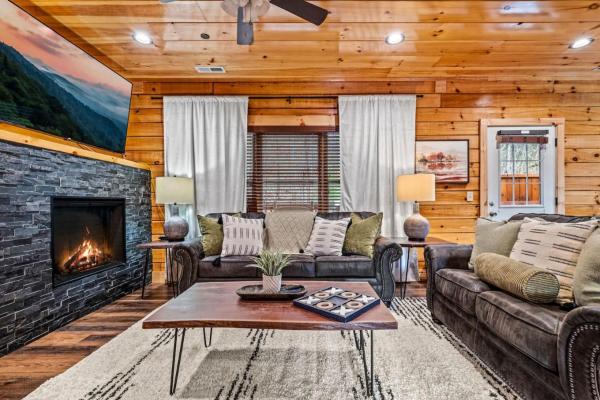 Prime Pigeon Forge Location With 2 Hot Tubs, Arcade, 3 Decks And Pool Table - Pigeon Forge, TN