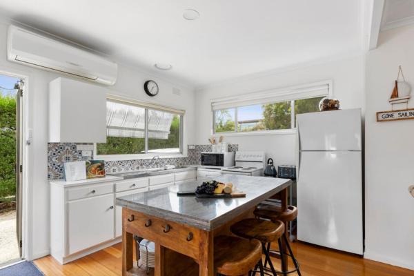 The Shack- Walk To Beach, Sleeping 4, Fireplace, Pet Friendly! - Queenscliff