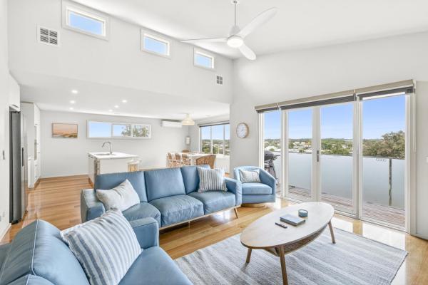 Highview Beach House Ocean Grove Sleeps 9, Views, Aircon, 4 Bedroom, 3 Living, 2 Bathroom, Great Yard, Parking - Ocean Grove
