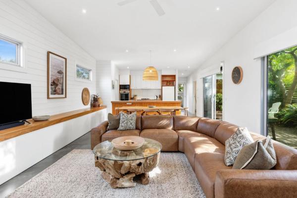 Hitchcock Getaway; Central Barwon Heads, Sleeps 6 - Melbourne