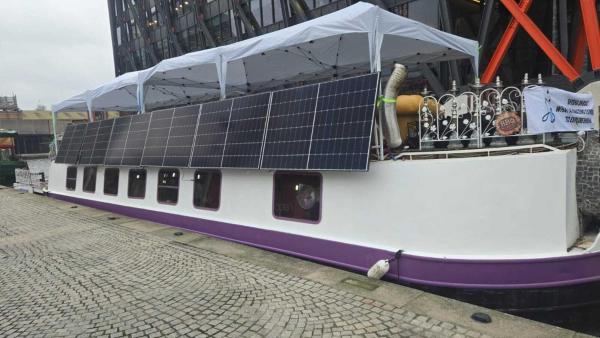 Houseboat Sleeps 4 With Hot Tub And Balcony - London, UK