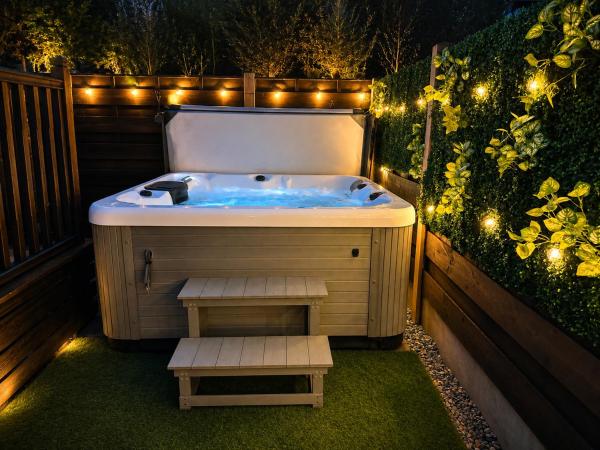 Country Cabins With Hot Tub - York, UK