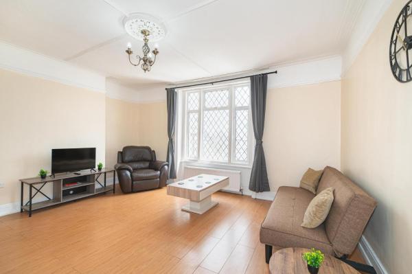 Spacious 4br Home Near Wimbledon & Central London - Pass The Keys - 特威克納姆