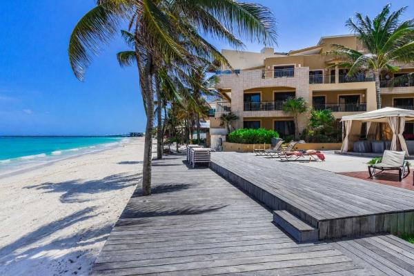 Oceanfront Condo A Block Off 5th In Heart Of Playa - Playa del Carmen