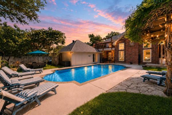 5br - Heated Pool, Hot Tub, Fire Pit And Backyard - Arlington, TX
