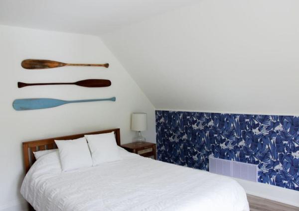 Queen Suite With Private Ensuite At Fancie's Pec - Suite 1 - Belleville