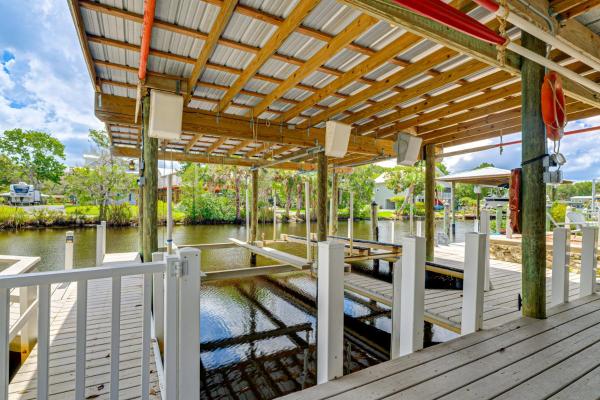 Scallop Hq: 3 Boat Docks And Free Golf Cart! - Homosassa, FL