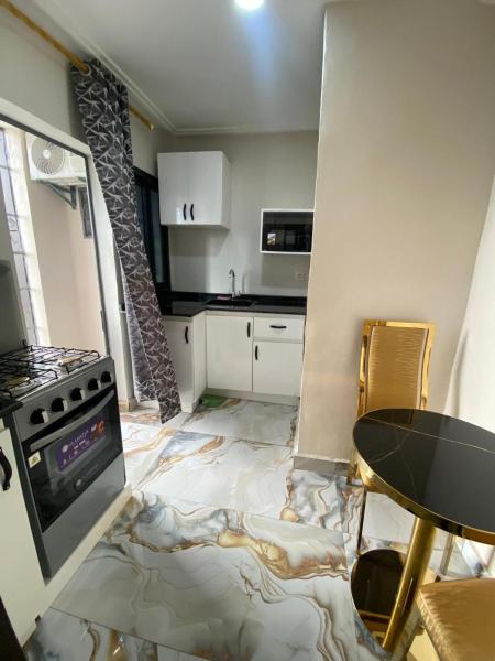 Chambre Climatisée Au Goudron à Yaoundé Nsimeyong 100m Du Collège Vogt,50m Super Marché Dovv, Wifi Haut Débit Gratuit 32 R&b - Yaounde