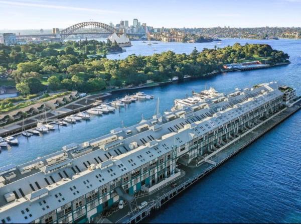 Spectacular Waterfront With Cosmopolitan Lifestyle - Hunters Hill