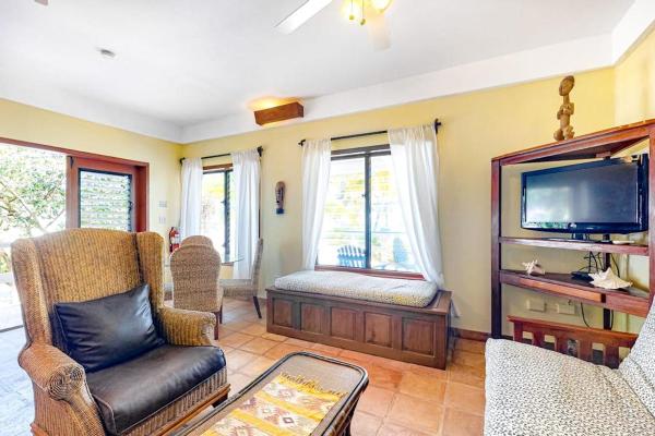 Charming Beachfront Condo With Shared Outdoor Pool Central Ac & Free Wifi - Belize