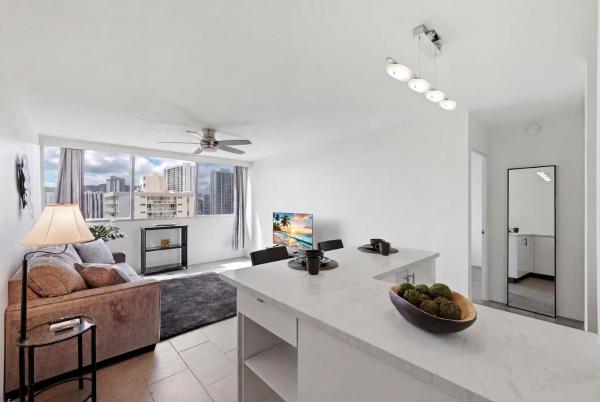 Penthouse Oasis With In Unit Washer, Free Parking, Pets, And Beach - Honolulu, HI