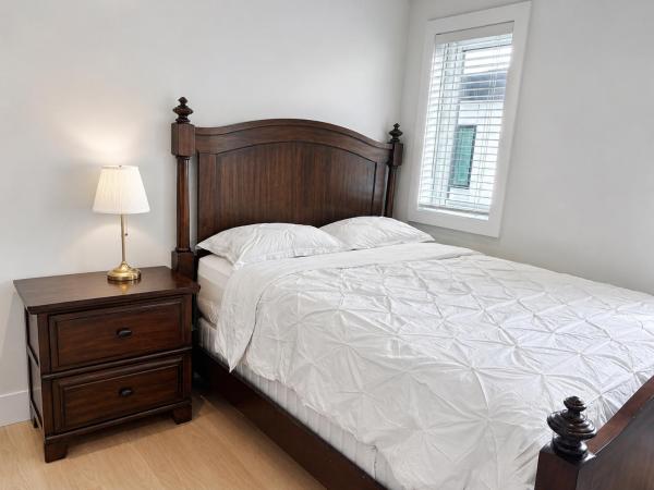 Private Queen Room With Private Bathroom Near Steveston - Vancouver Island